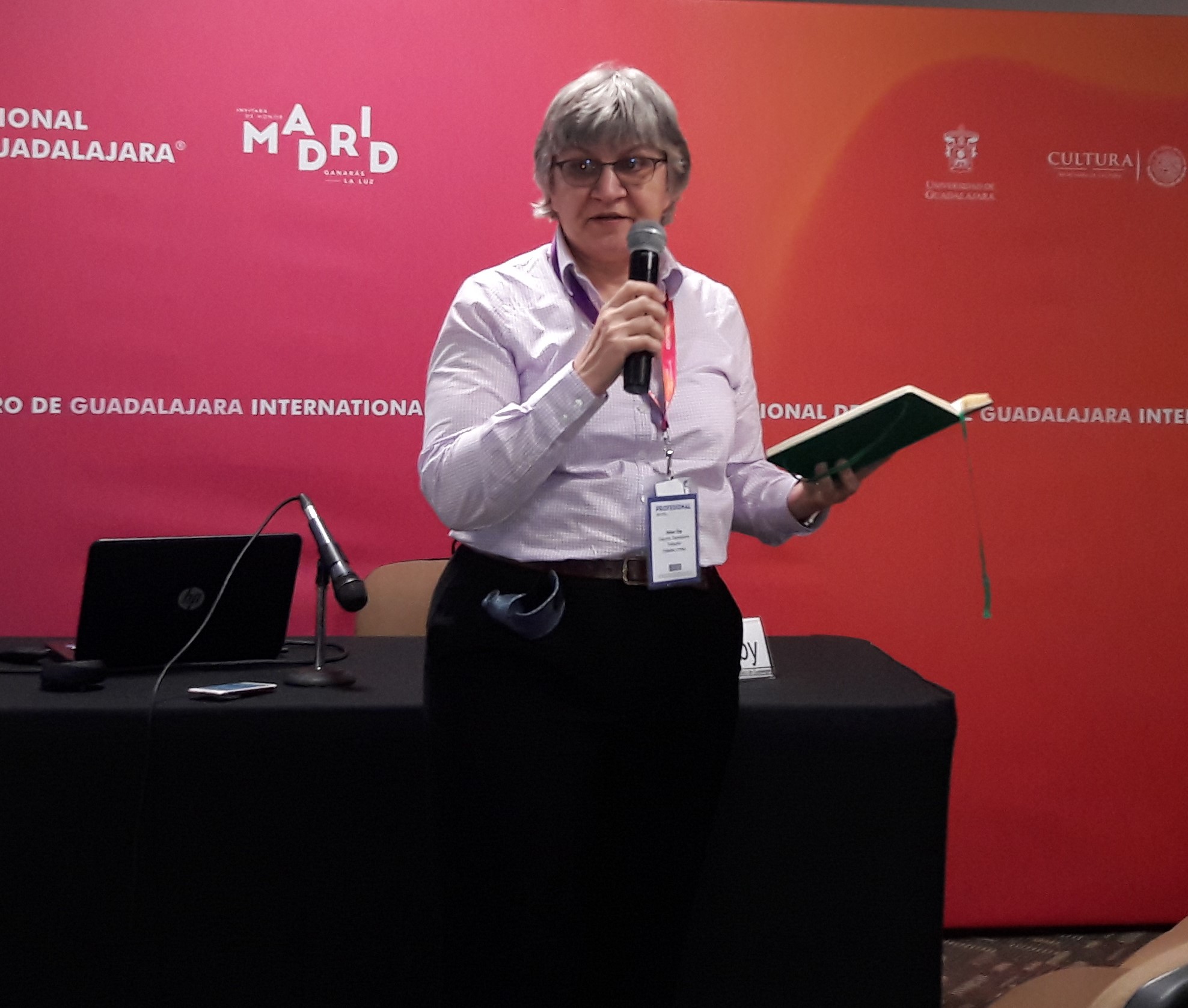 Helen speaking at FIL - Gaucha Translations